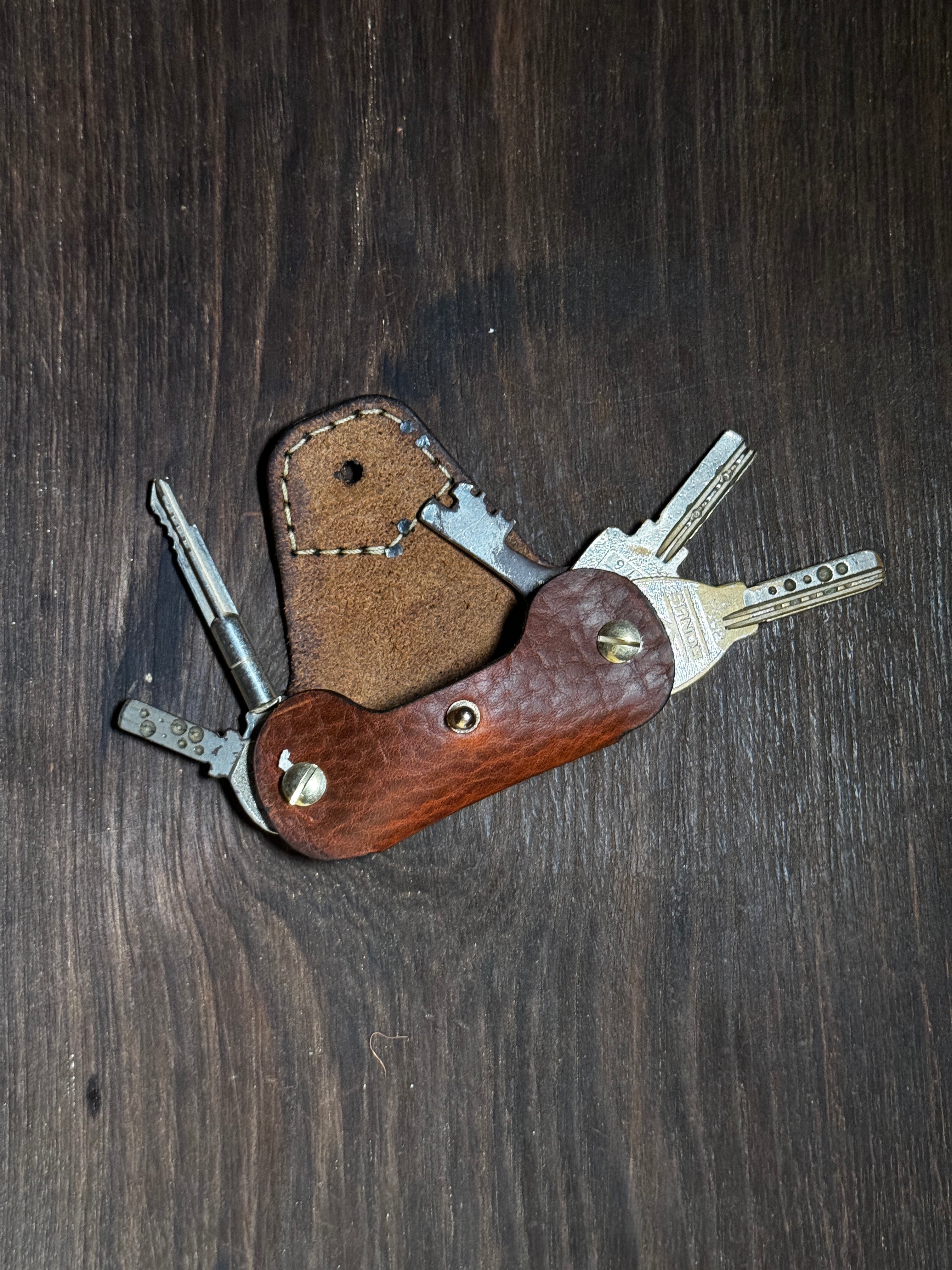 stitched key holder that holds upto 6-8 keys. – TSVRleathergoods